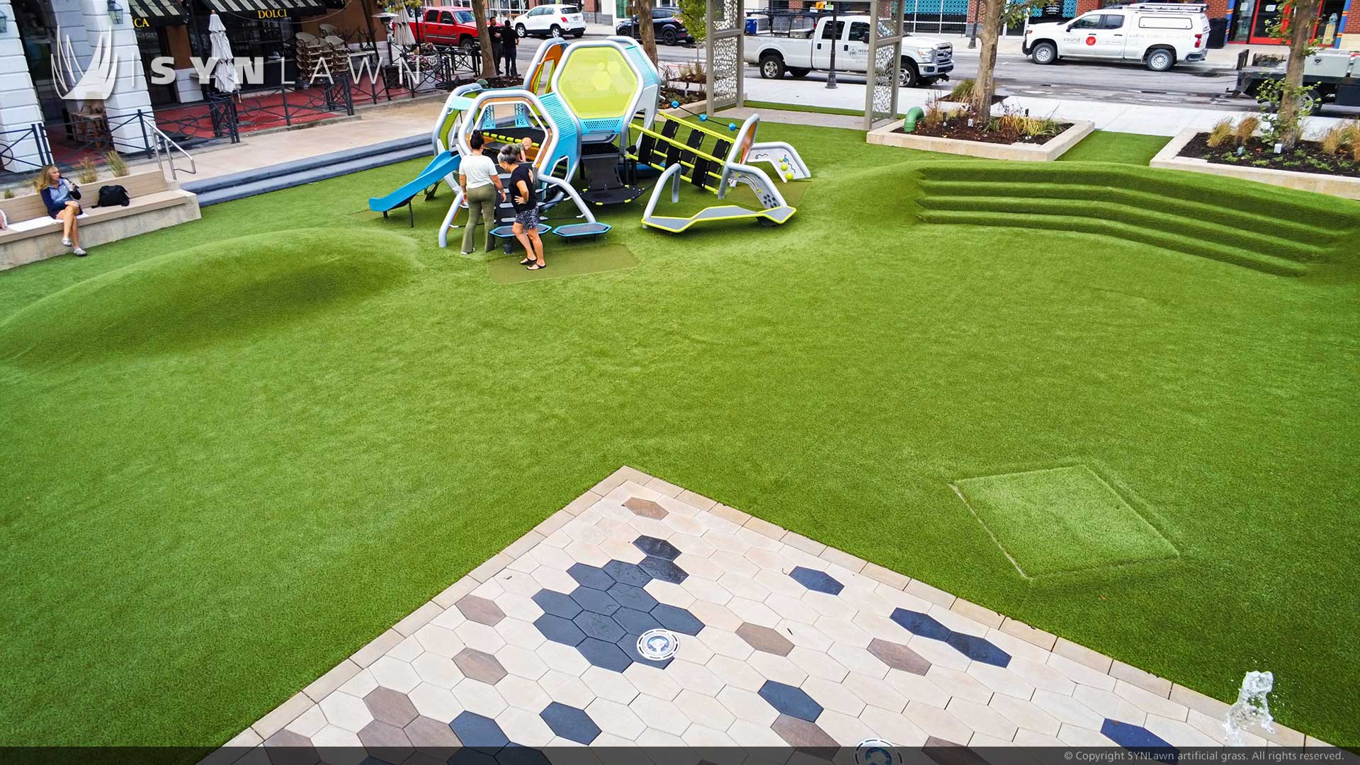 Zona Rosa Shopping Center Gets Artificial Grass Upgrade | SYNLawn